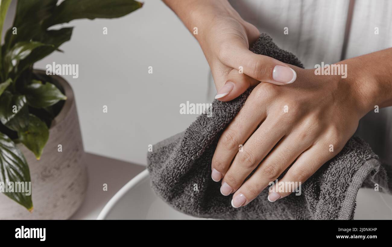 Bath drying hi-res stock photography and images - Alamy