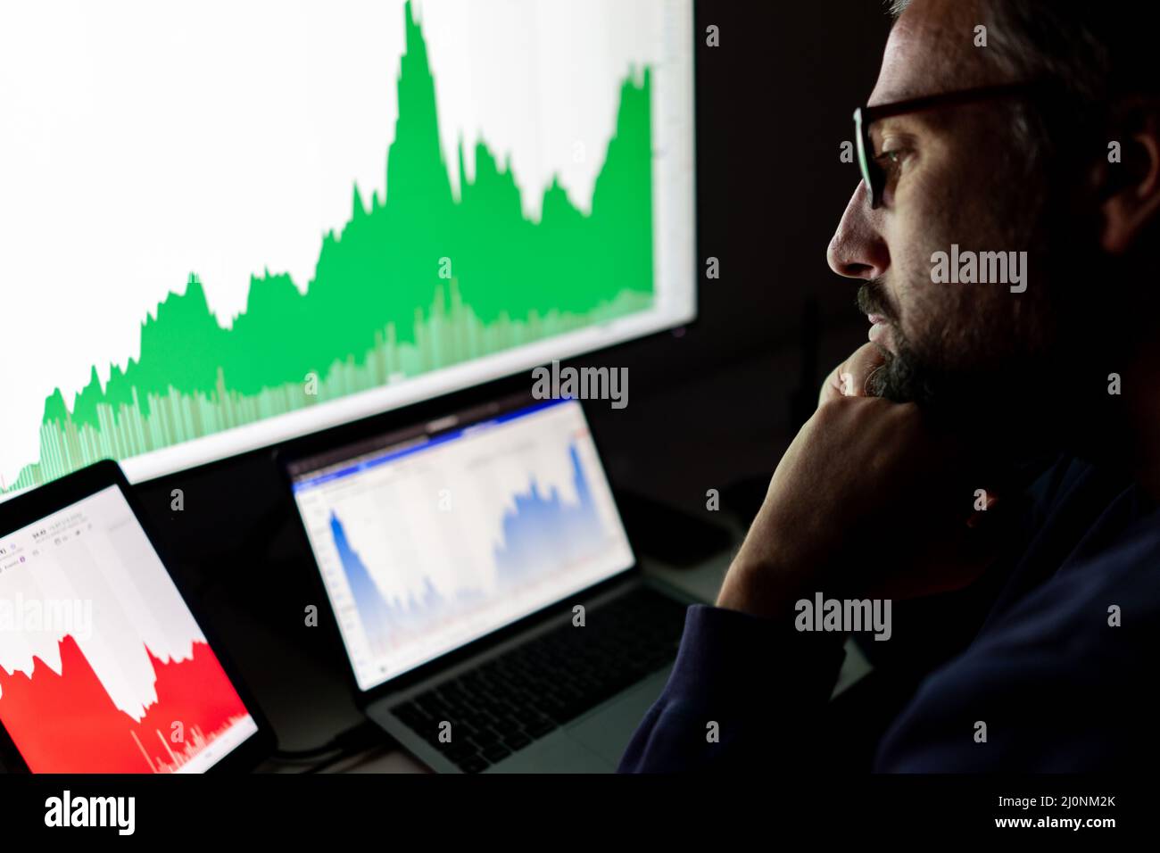 Man computer graph graphics hi-res stock photography and images - Alamy