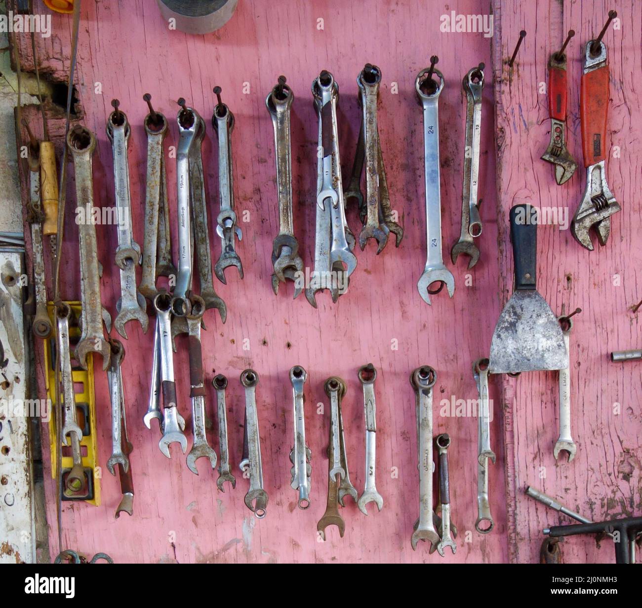 photo inside car workshop Stock Photo - Alamy