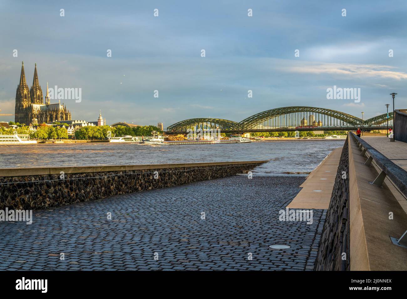 Flood in cologne hi-res stock photography and images - Alamy