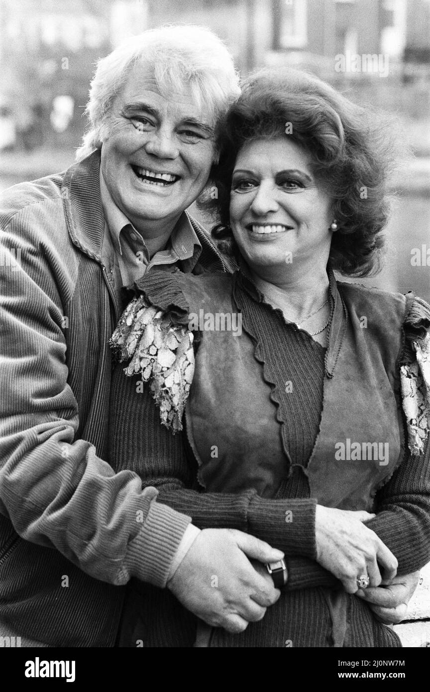 Pat Phoenix announces she is going to marry Tony Booth. 29th November ...