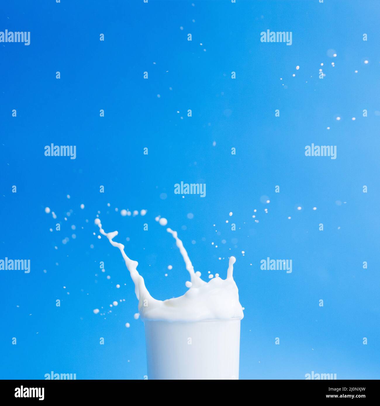 Pouring out glass hi-res stock photography and images - Alamy