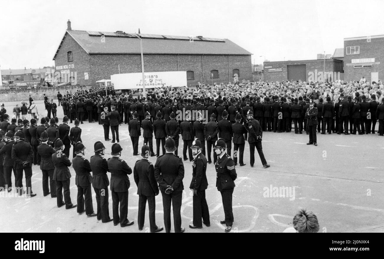 The National Miners Strike 1984 Lines of police in fonrt of pickets at ...