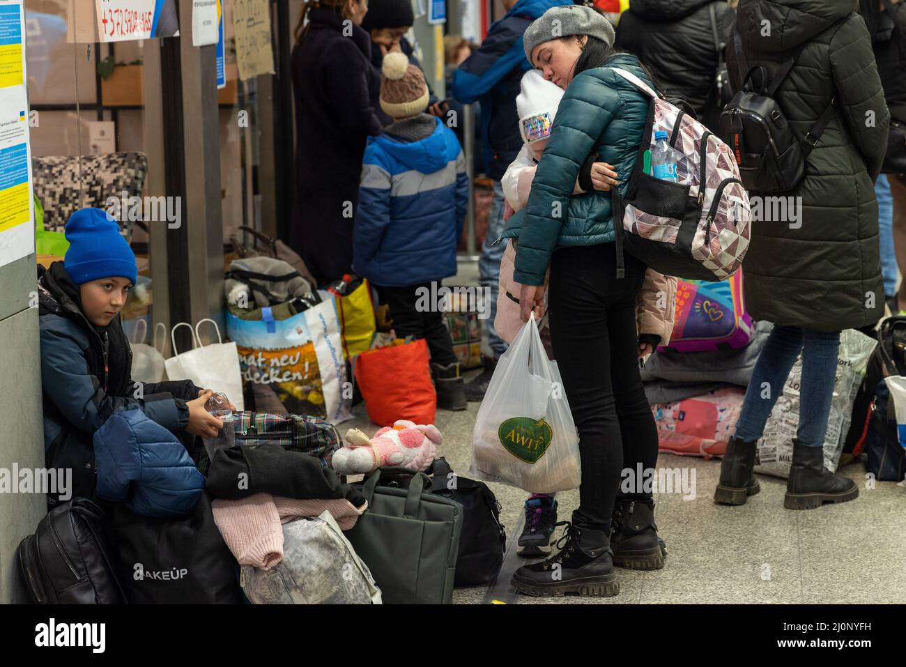 Ukrainian refugees, mostly women and children queue up for assistance ...