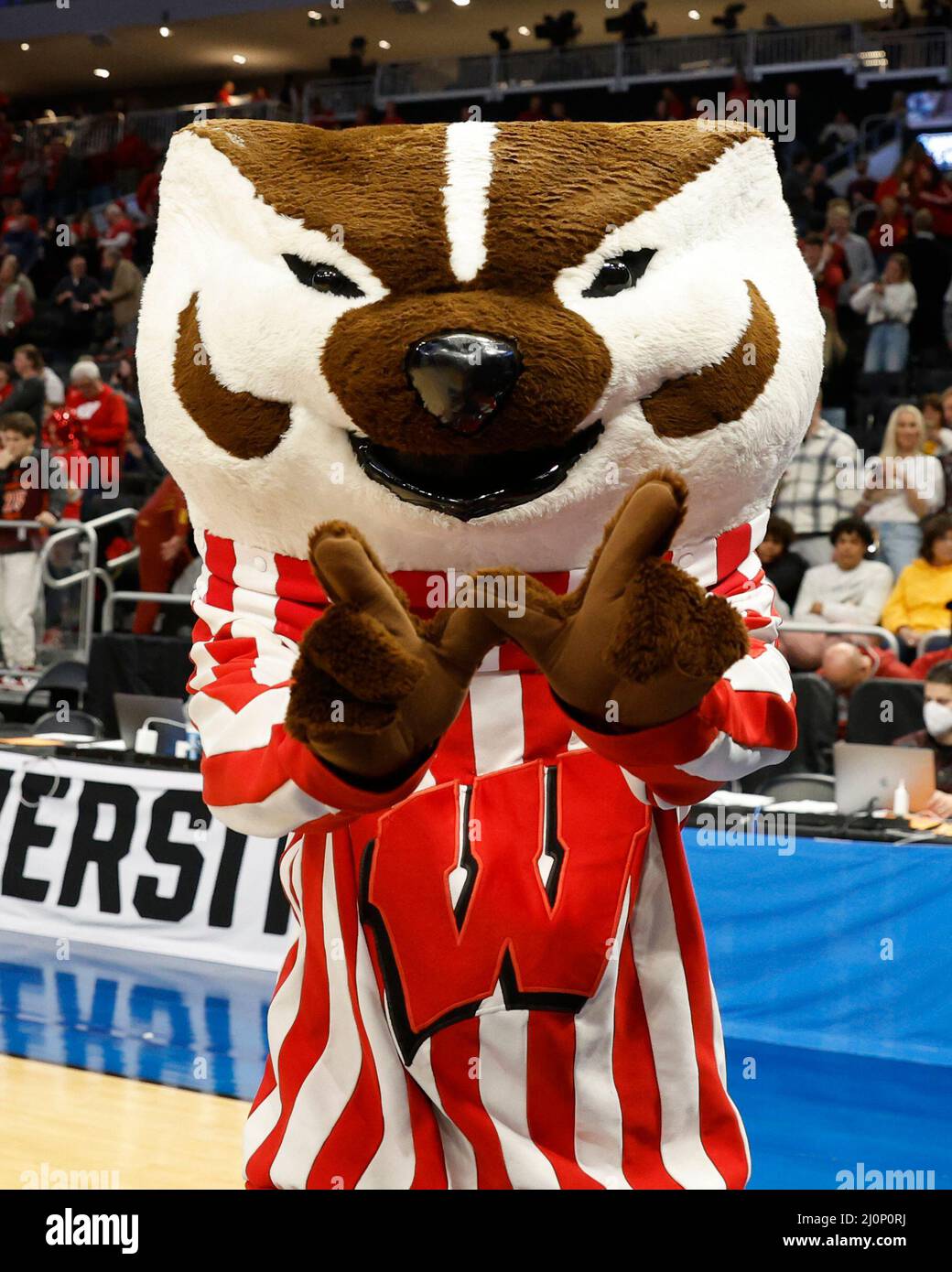 March 18, 2022: Wisconsin Badgers mascot Bucky Badger signaling 'W ...