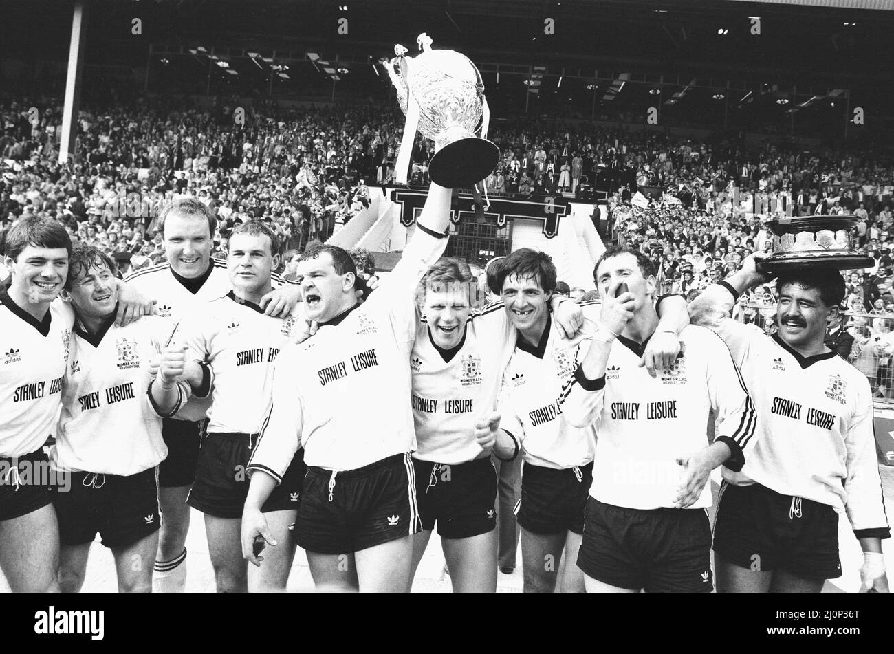 The Widnes team celebrate after their 19 - 6 victory over Wigan in the ...
