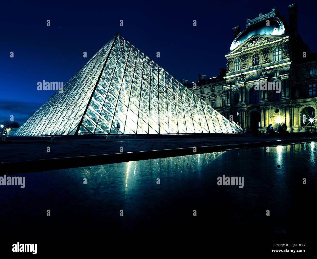 Pyramide du palais du louvre hi-res stock photography and images - Alamy
