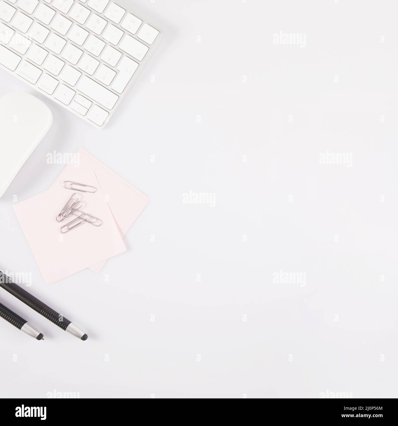 Pens sticky notes near keyboard mouse . High quality and resolution ...