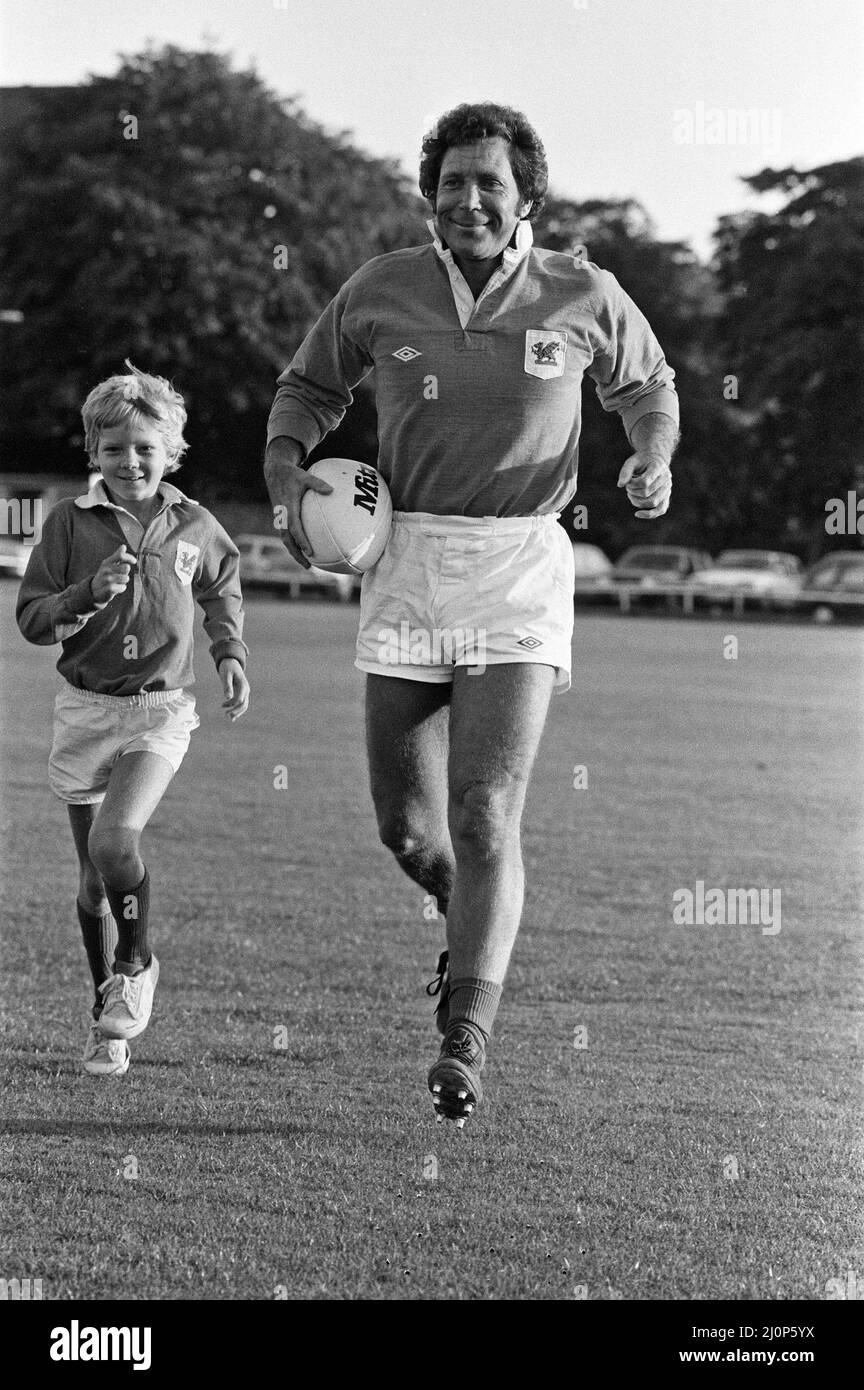 Tom Jones, in full rugby strip, at London Welsh Rugby Club. 5th ...