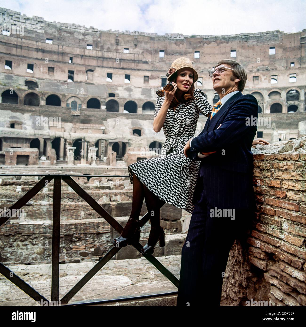 Vintage Rome 1970s, stylish middle-aged couple visiting the interior of ...