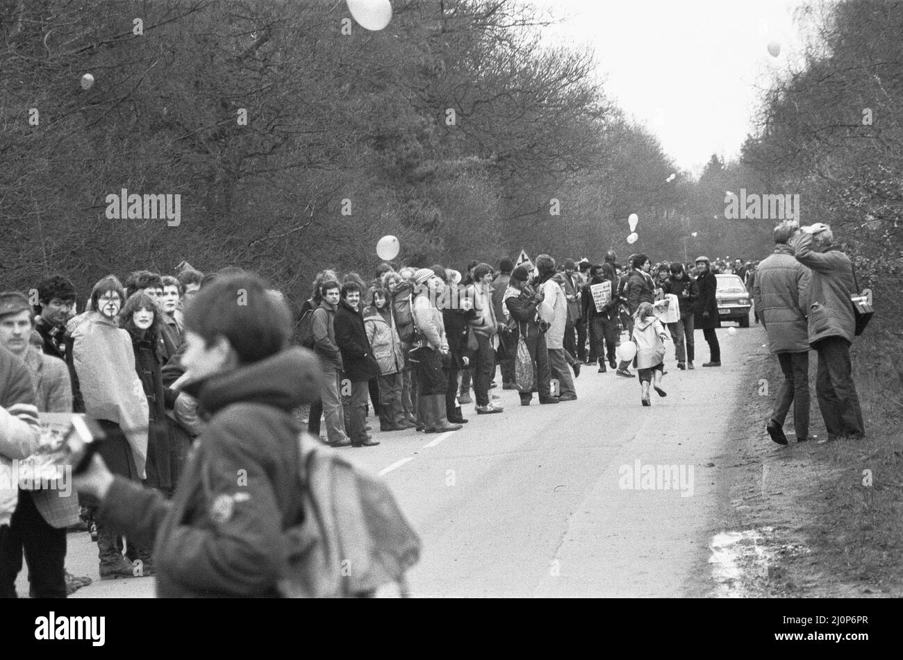 70,000 protesters converge on "Women's Peace Camp" at Greenham Common ...