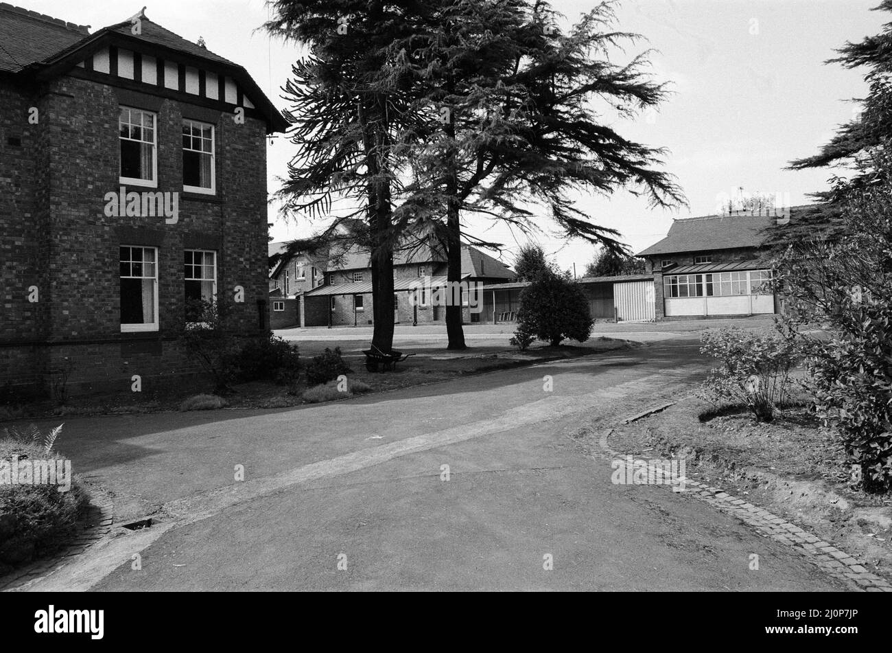 Hospital exterior 1980's hi-res stock photography and images - Alamy