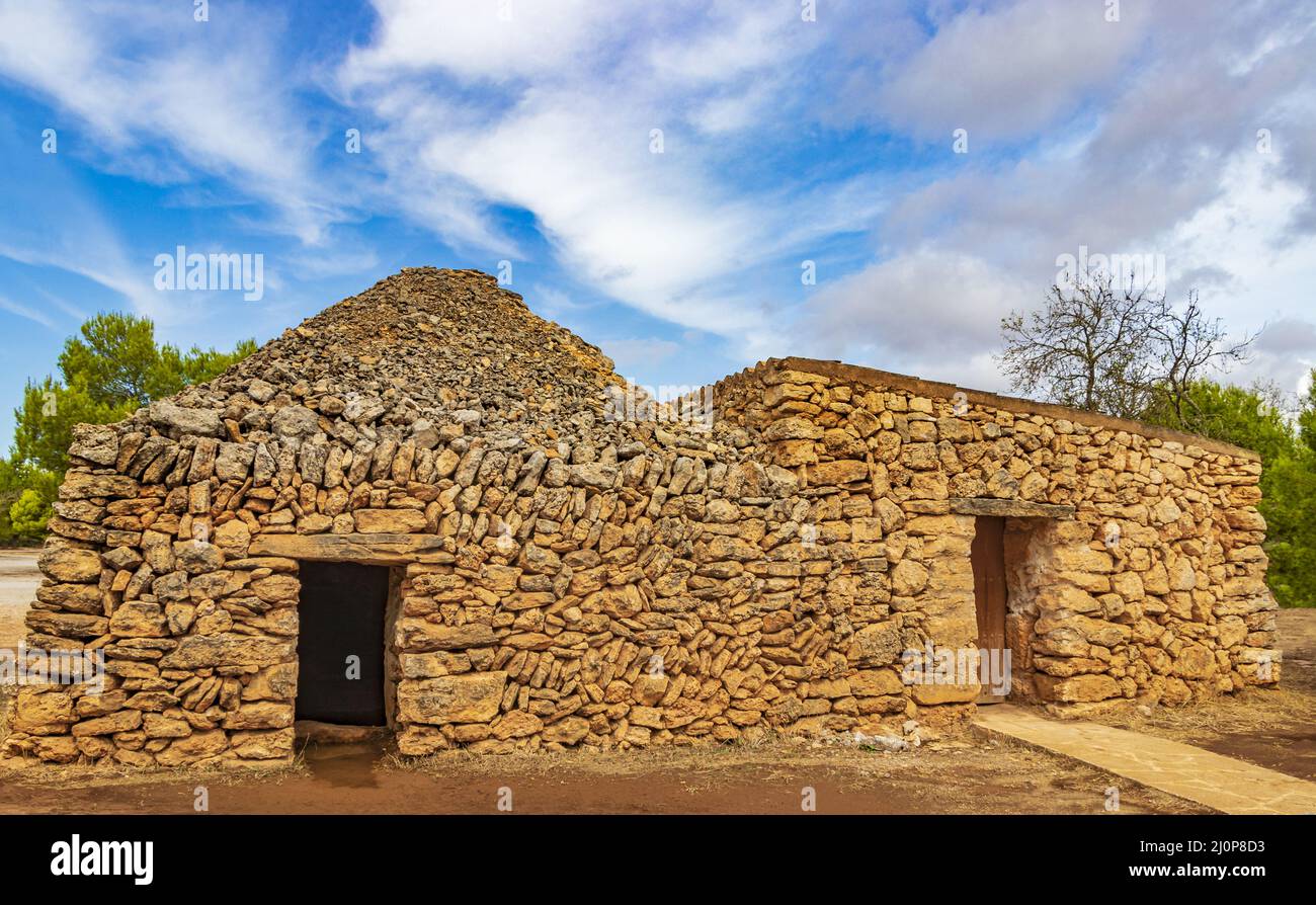 Stone house spain countryside hi-res stock photography and images - Alamy
