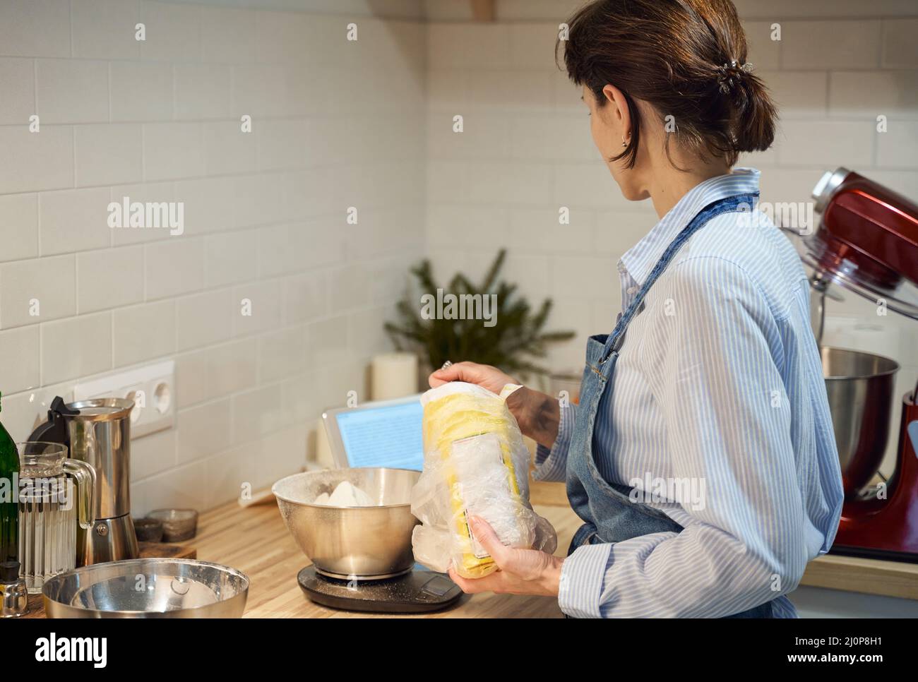 Vintage cooking woman hi-res stock photography and images - Alamy