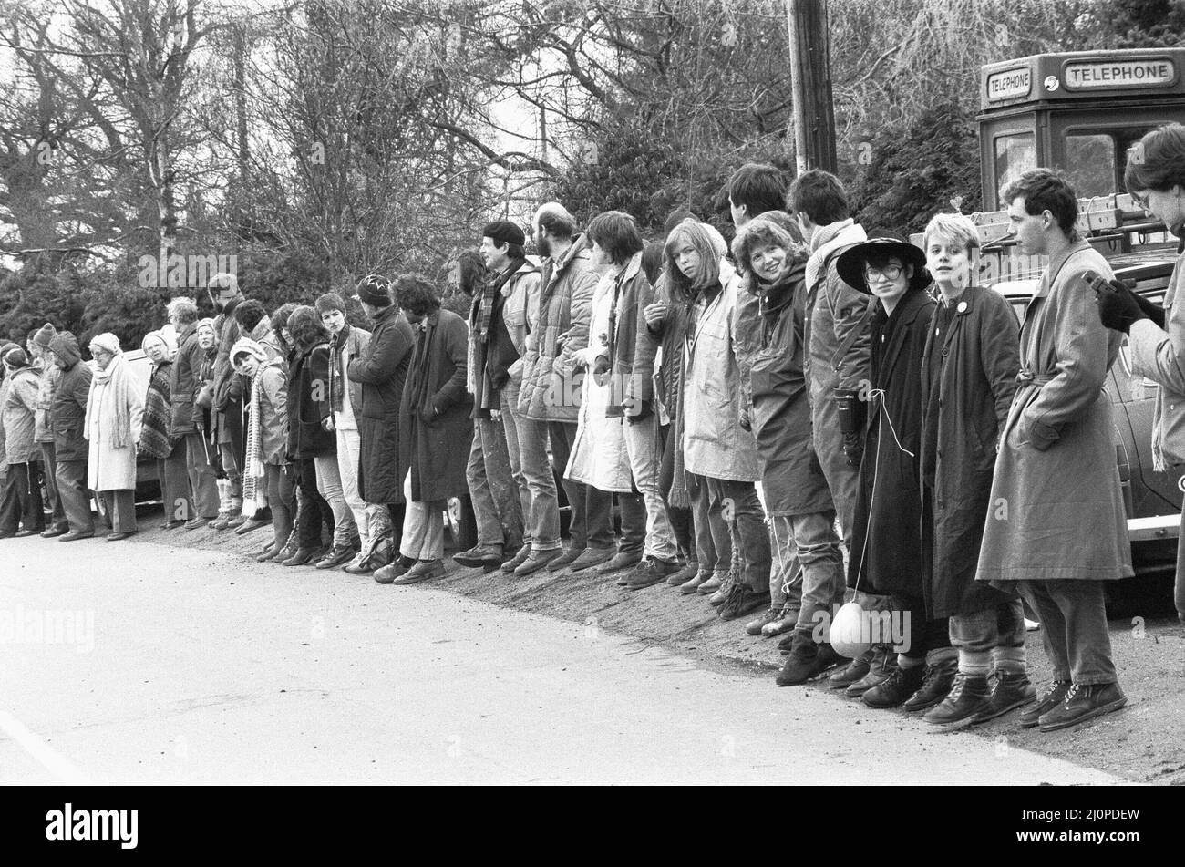 70,000 protesters converge on "Women's Peace Camp" at Greenham Common ...