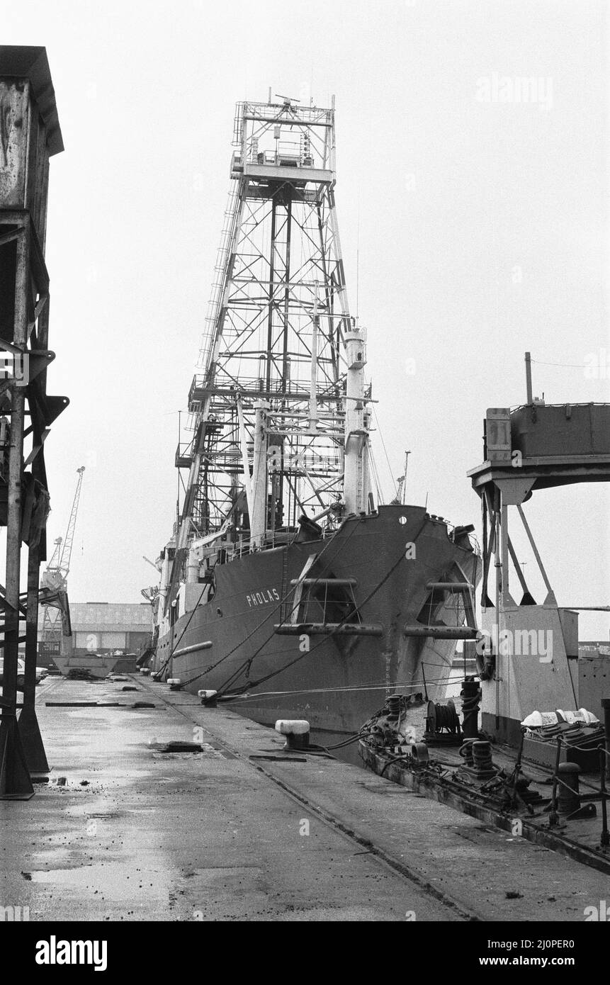 Drill ship Black and White Stock Photos & Images - Alamy