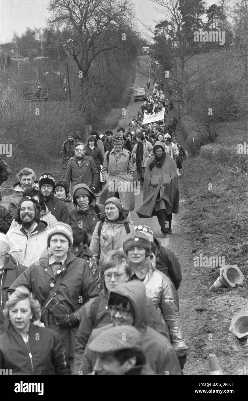 70,000 protesters converge on "Women's Peace Camp" at Greenham Common ...