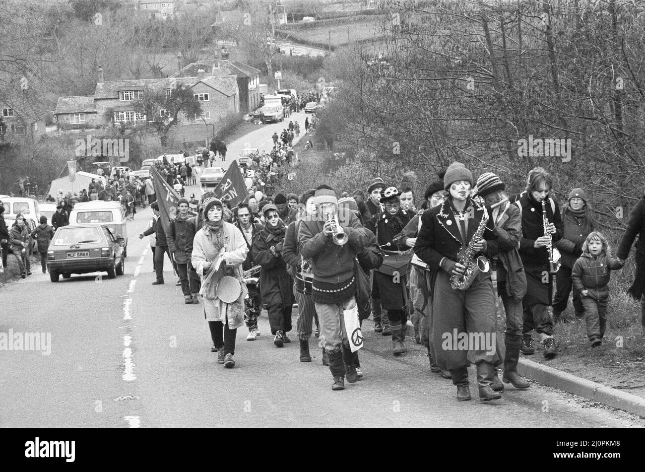 70,000 protesters converge on "Women's Peace Camp" at Greenham Common ...