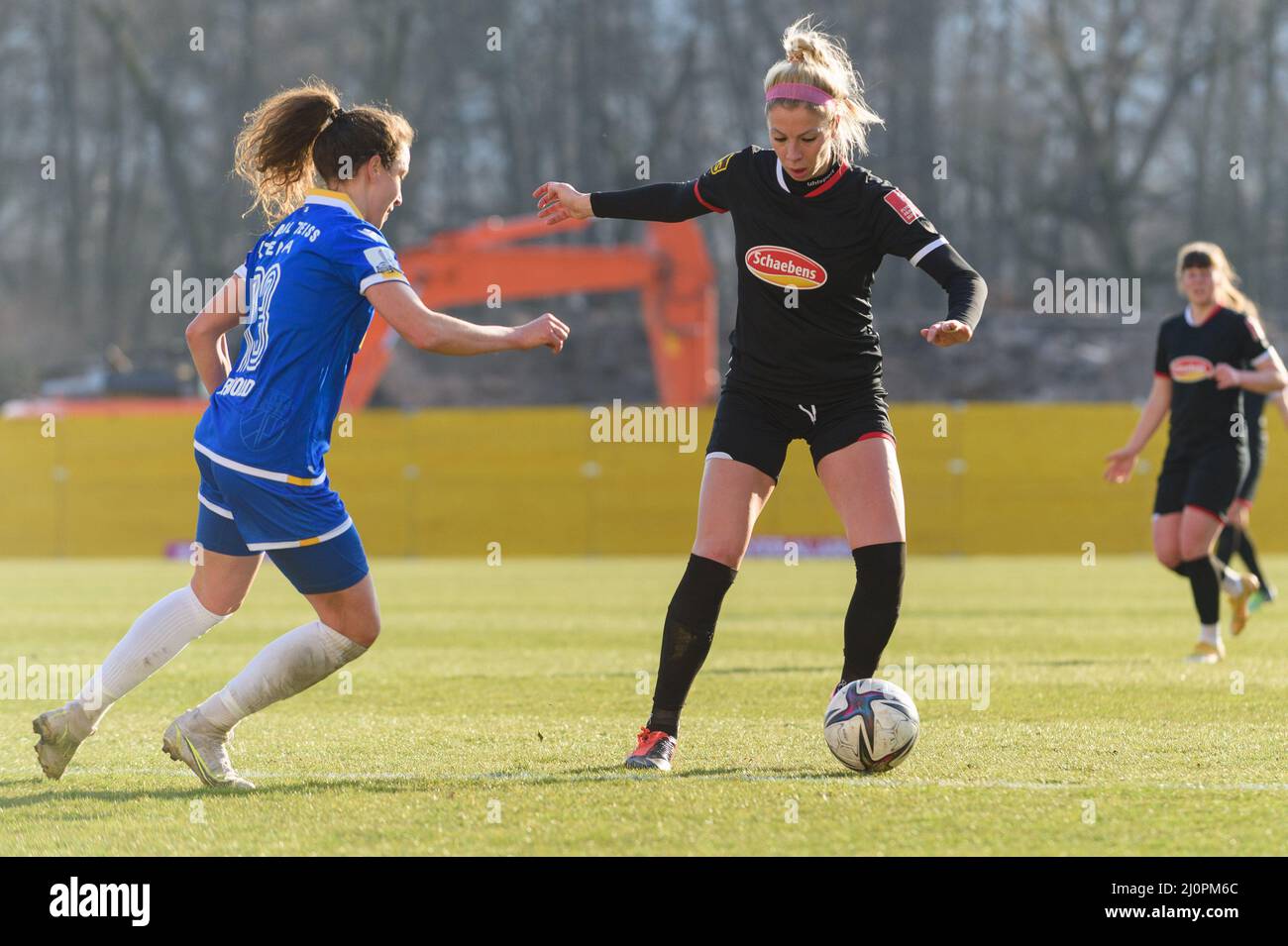 Sharon Beck (10 1. FC Cologne) and Gentiana Fetaj (23 FC Carl-Zeiss ...