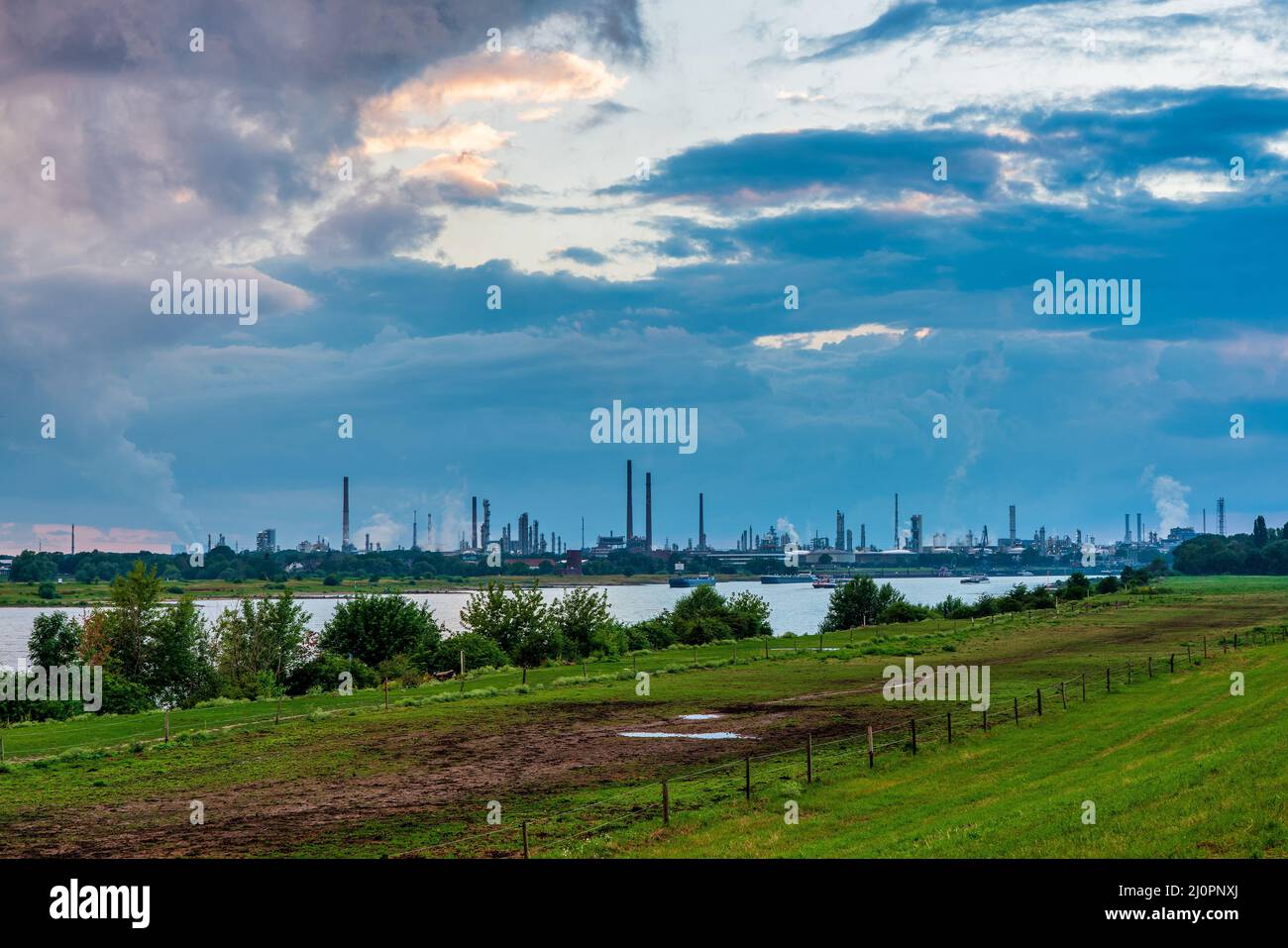 Factory fence dramatic sky hi-res stock photography and images - Alamy