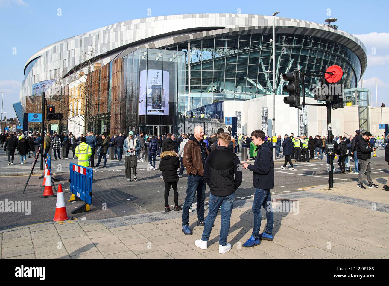 Tottenham hotspur stadium outside hi-res stock photography and images ...