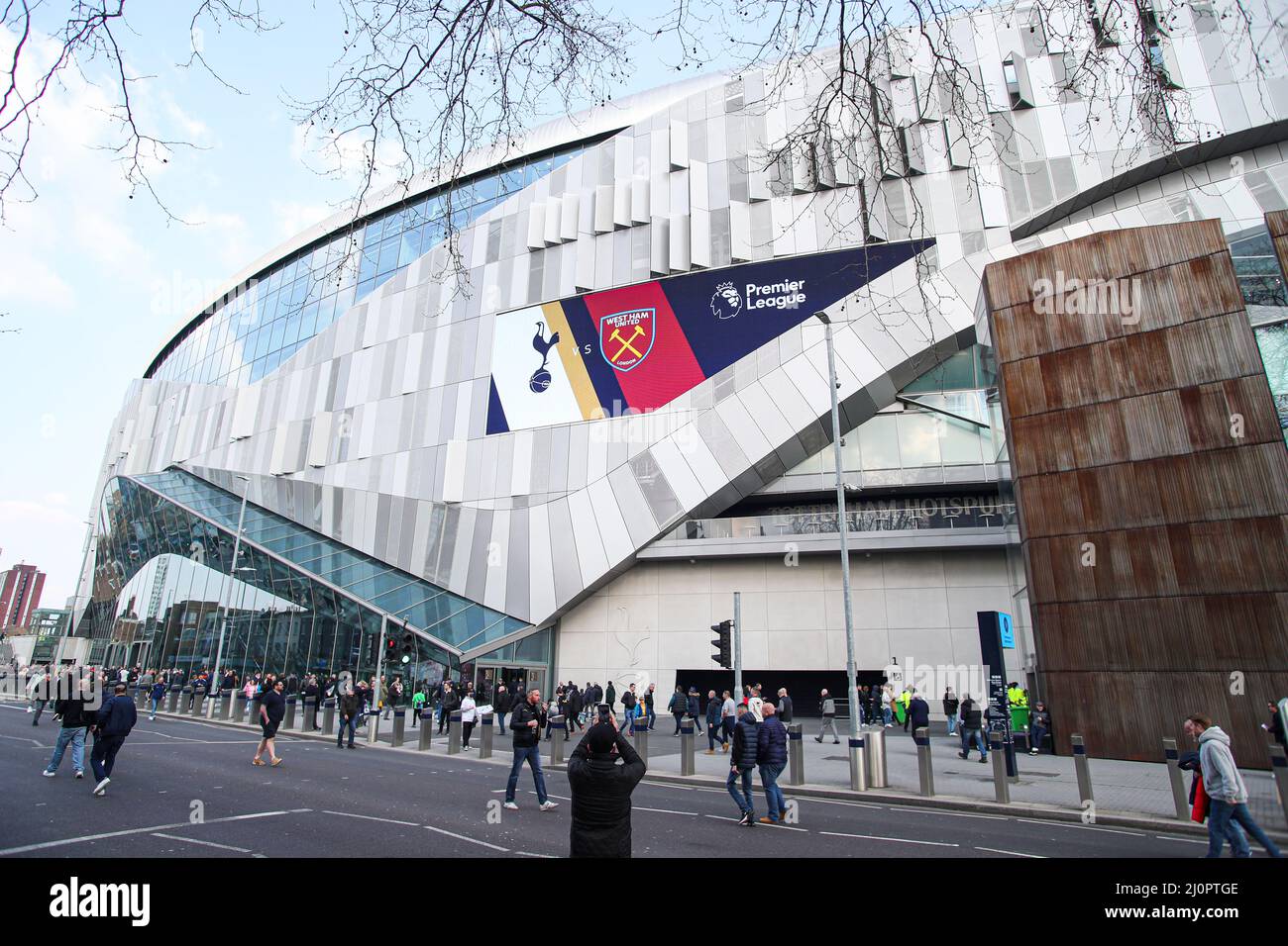 Tottenham hotspur stadium outside hi-res stock photography and images ...