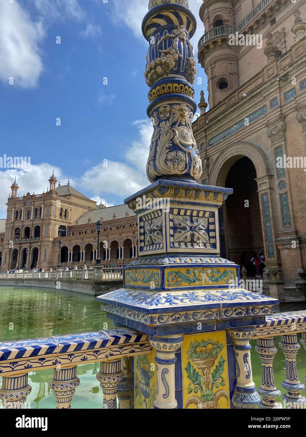 Vertical shot of an embellished pilar at the Plaza de Espana (Spain ...