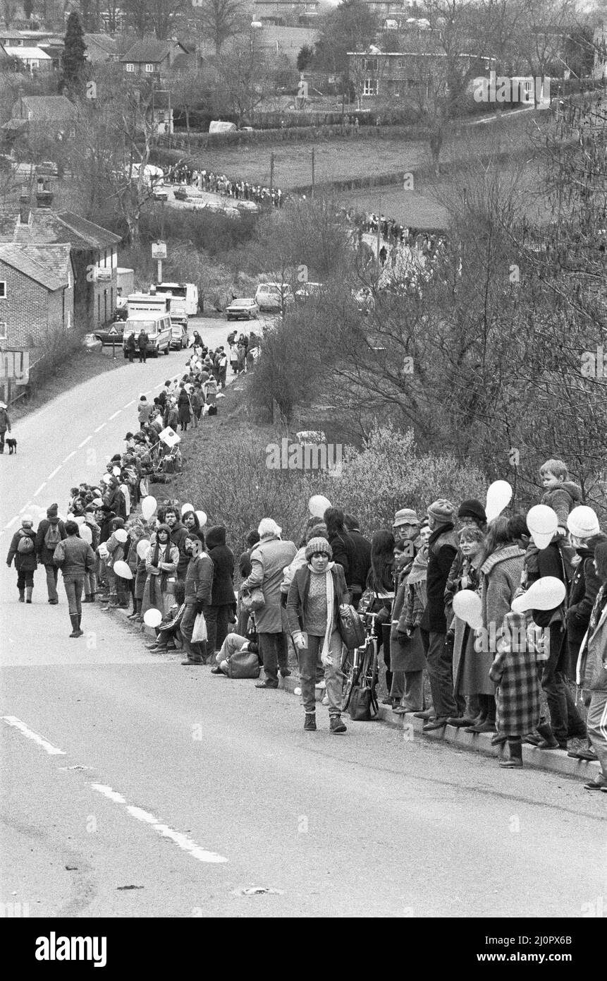 70,000 protesters converge on "Women's Peace Camp" at Greenham Common ...