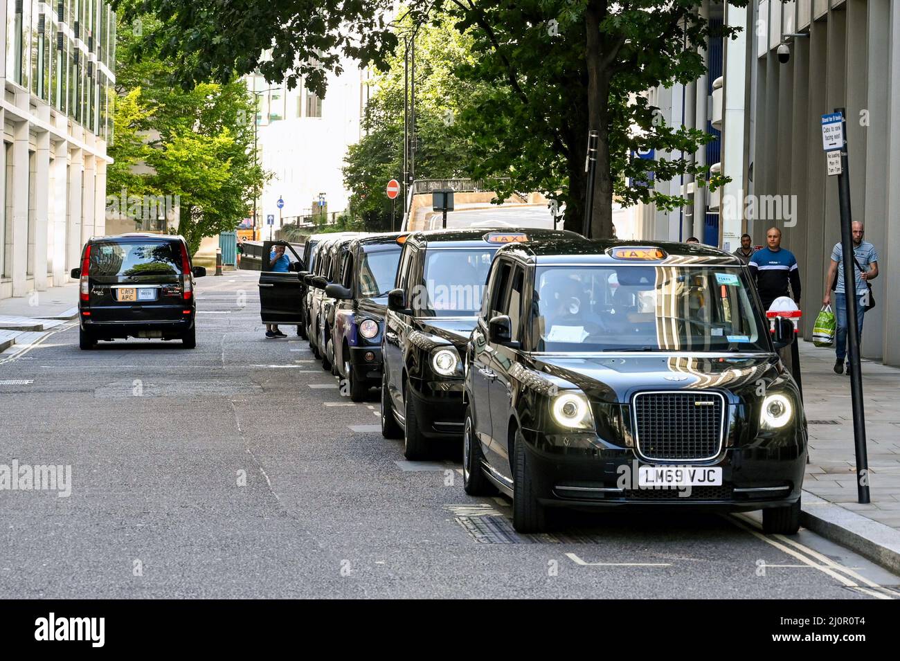 Queue black london taxicab england hi-res stock photography and images ...