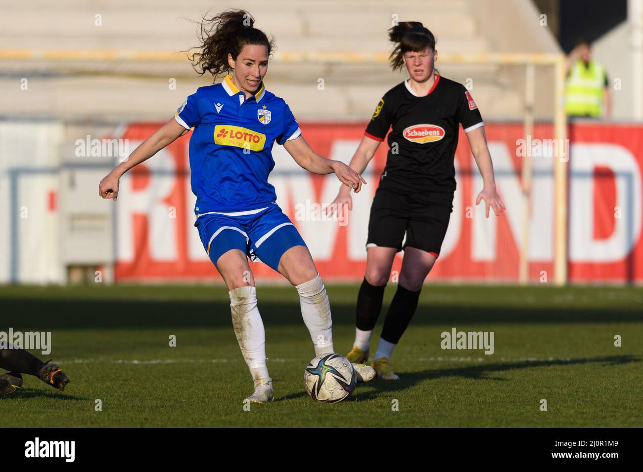 Julia Arnold (13 FC Carl-Zeiss Jena) with the ball during the ...
