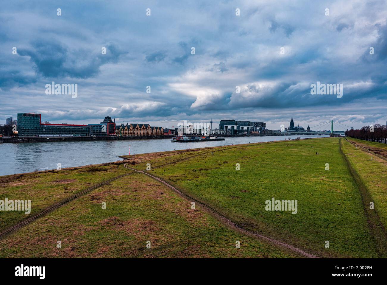 Cloudscape view cologne cathedral hi-res stock photography and images ...