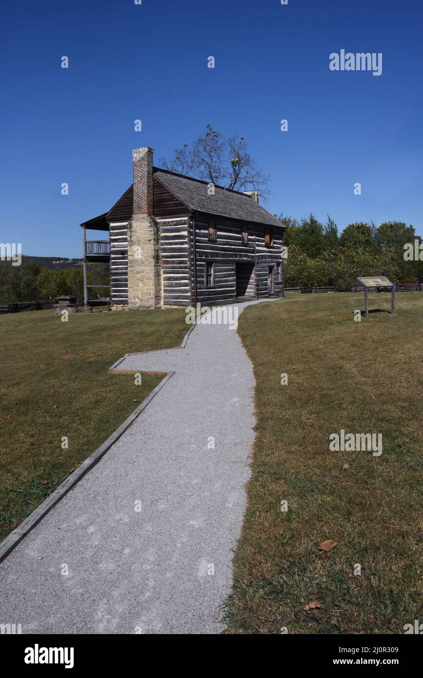 Old windows curved walkway hi-res stock photography and images - Alamy