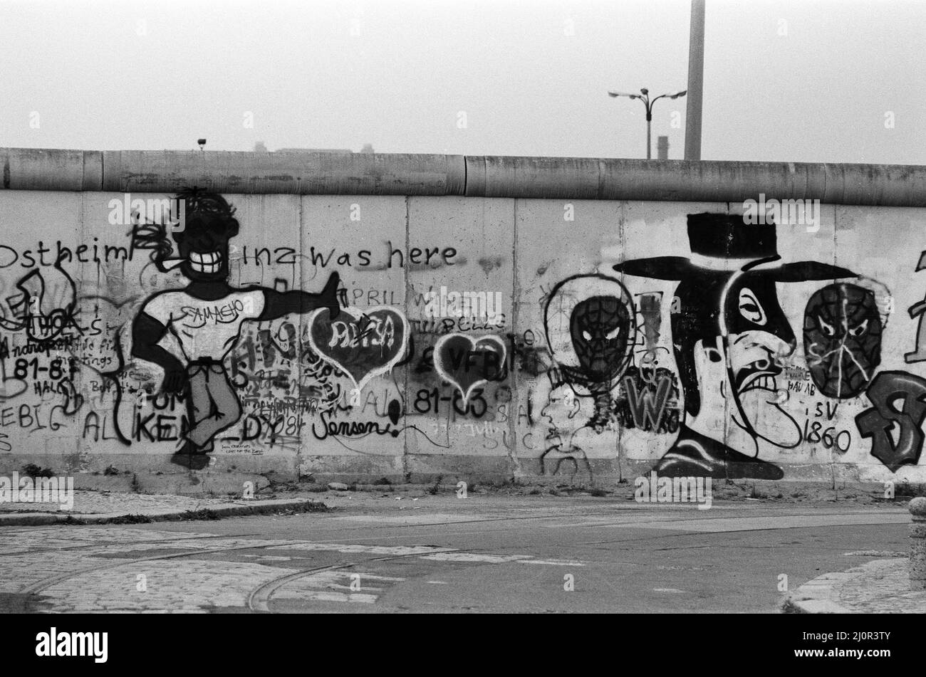 Berlin wall graffiti 1980s hi-res stock photography and images - Alamy