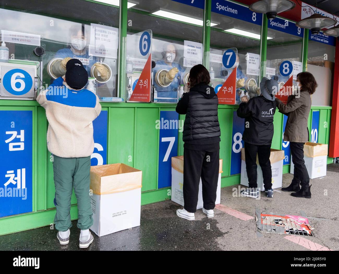 March 20, 2022 - Seoul, South Korea: South Korean people's wait in a ...
