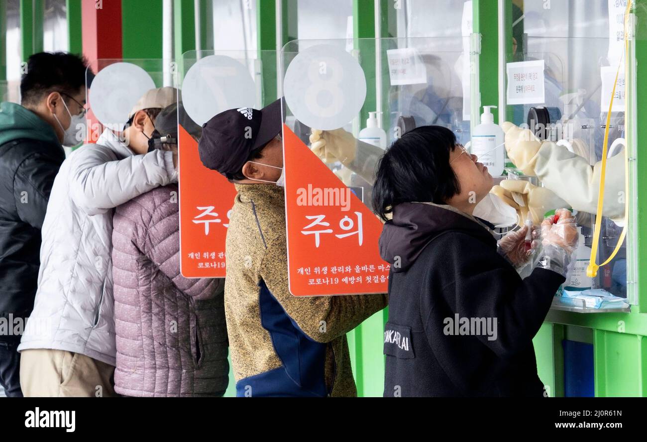 March 20, 2022 - Seoul, South Korea: South Korean people's wait in a ...