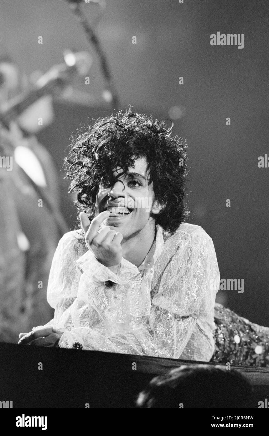 Singer prince performing 1984 hi-res stock photography and images - Alamy