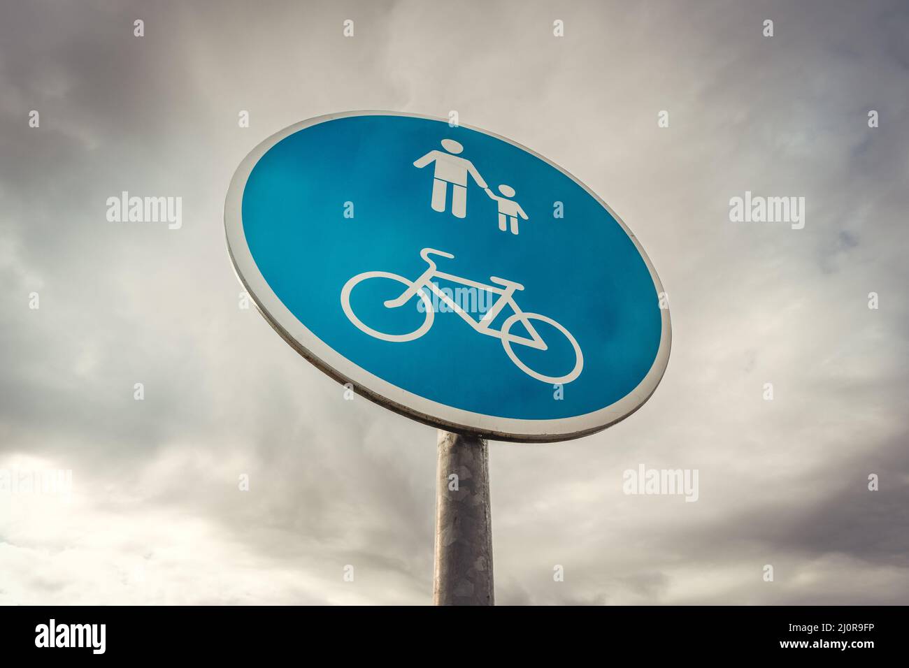Cyclist pedestrian road sign Stock Photo - Alamy