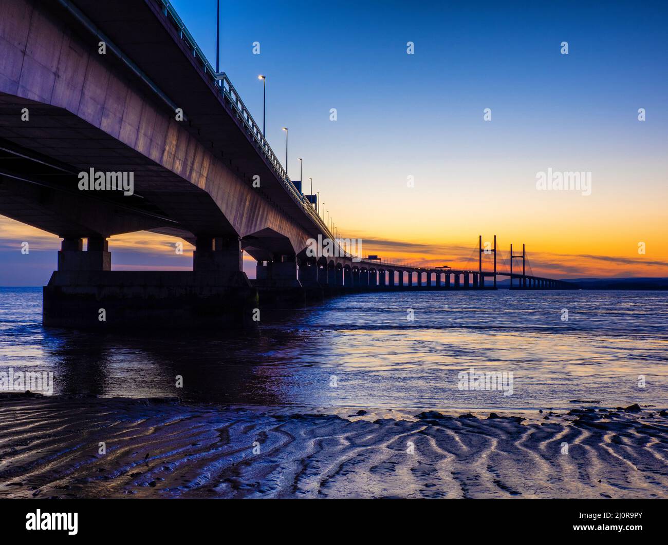 Sun setting behind the Prince of Wales Bridge crossing the Severn ...