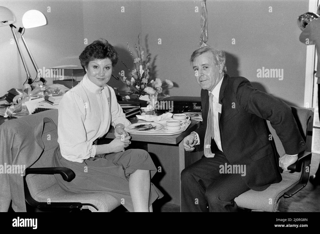 Angela rippon 1980s hi-res stock photography and images - Alamy