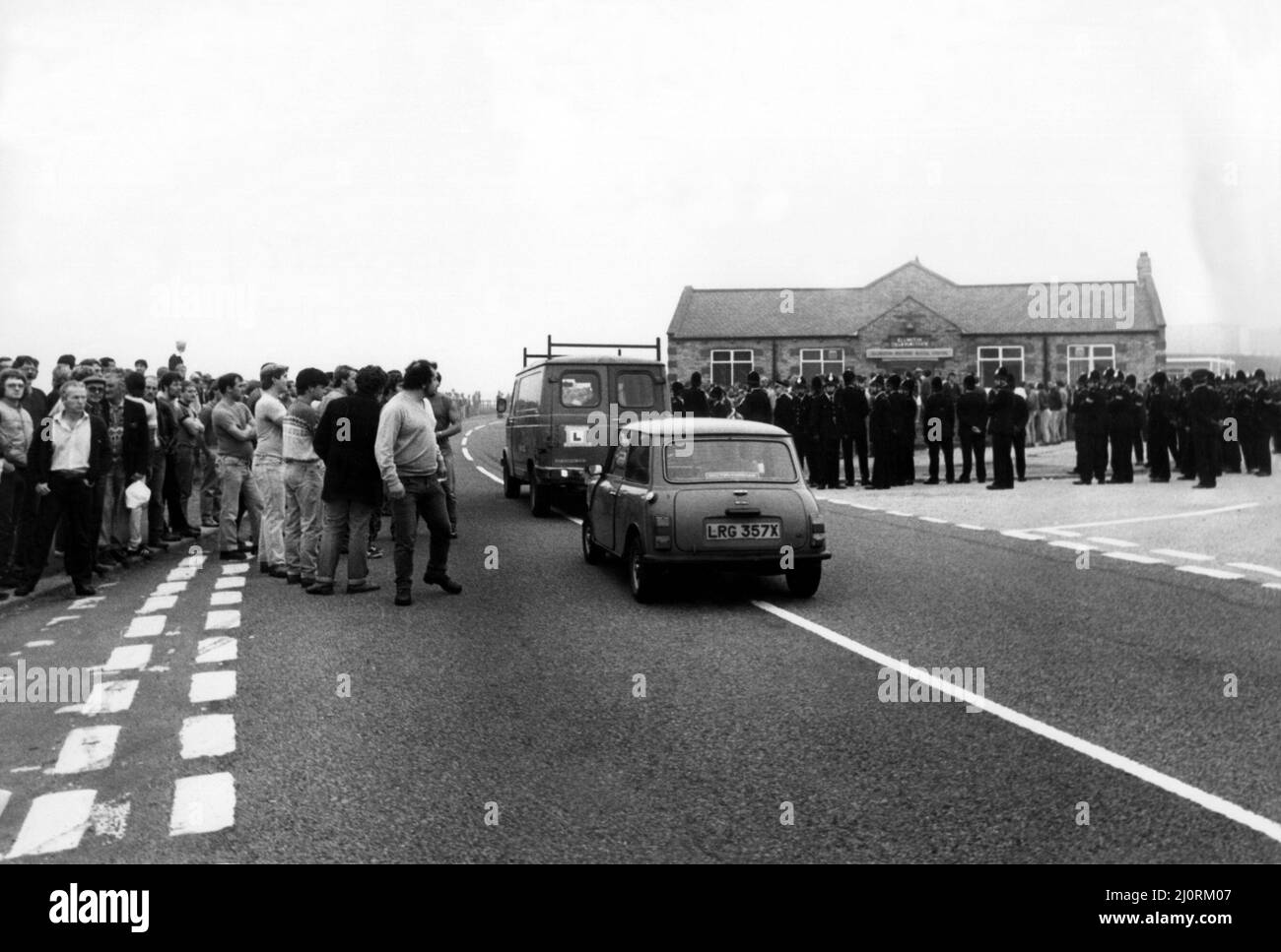 The National Miners Strike 1984 Police and pickets line the main road ...