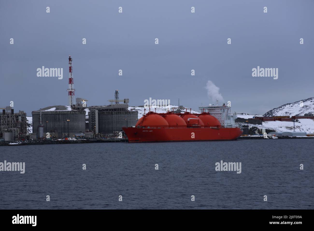 Vor Hammerfest, Norwegen, wird auf der Insel Melkoya Erdgas aus dem ...