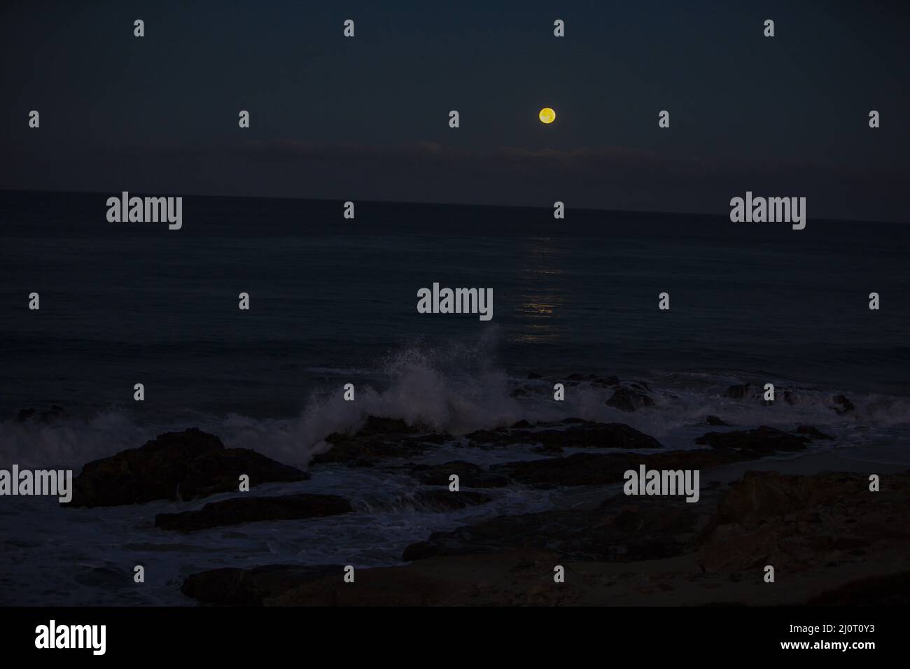 Moonset over pacific ocean hi-res stock photography and images - Alamy