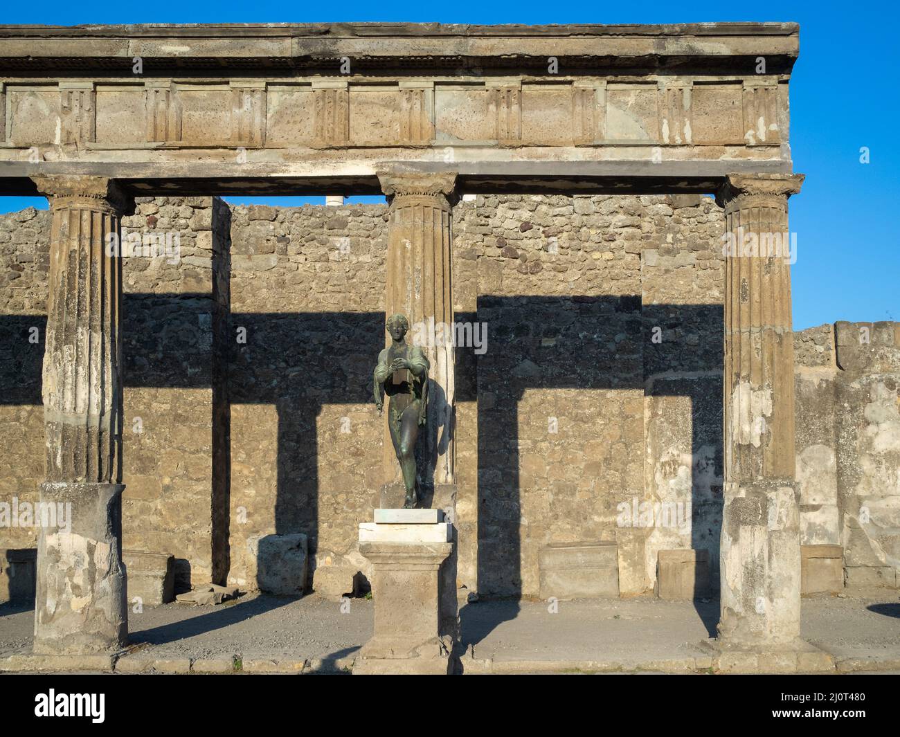 Apollo statue column hi-res stock photography and images - Alamy