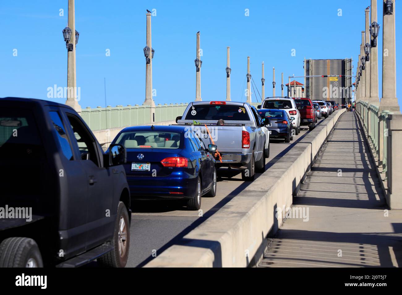 Vehicles stopping on the Bridge of Lions when it's double-leaf bascule ...