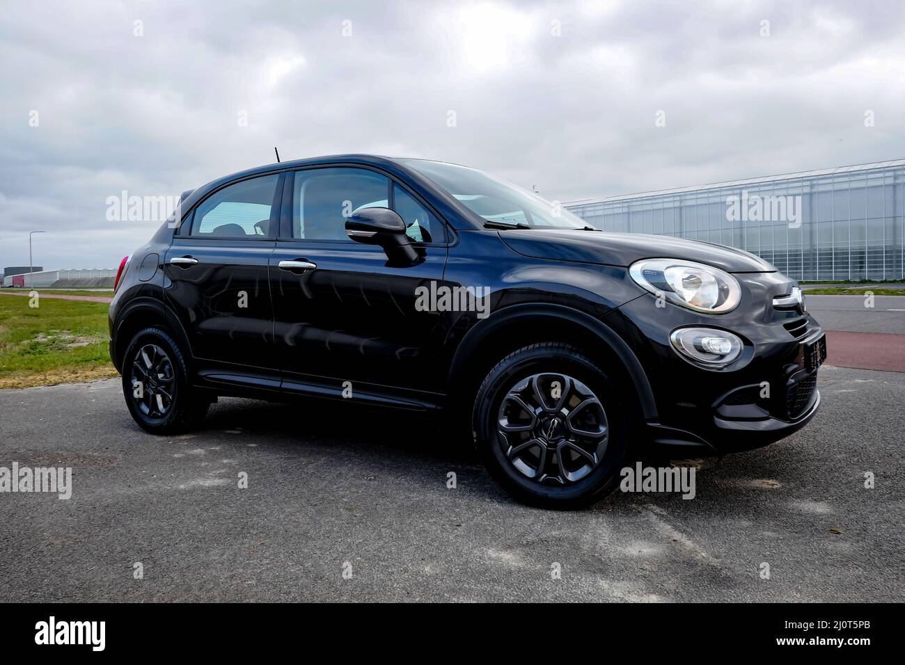 Black fiat 500x hi-res stock photography and images - Alamy