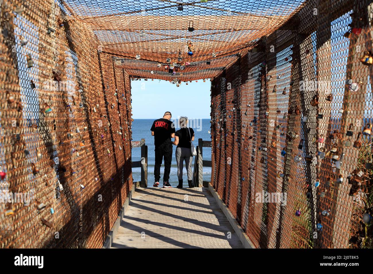 Usa couple lock bridge hi-res stock photography and images - Alamy