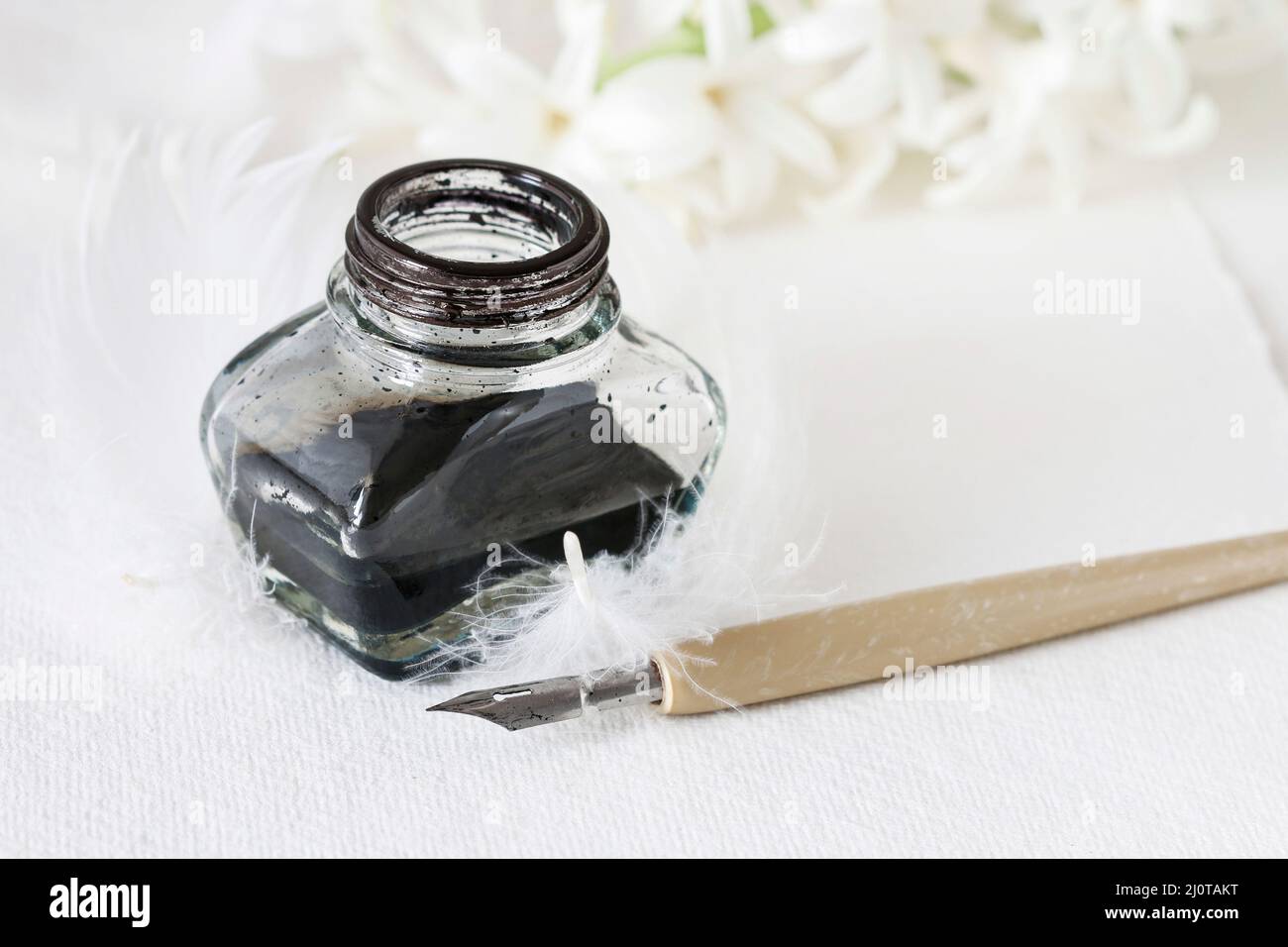 Inkwell and pen. retro style Stock Photo - Alamy