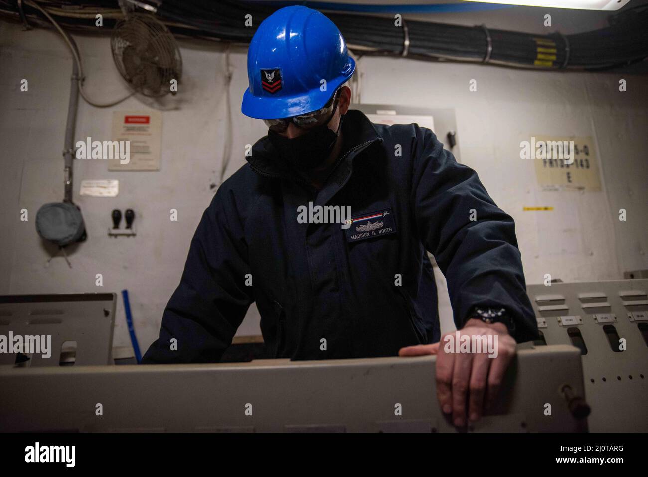 220121-N-YX844-1106 YOKOSUKA, Japan (Jan. 21, 2022) Electrician’s Mate ...