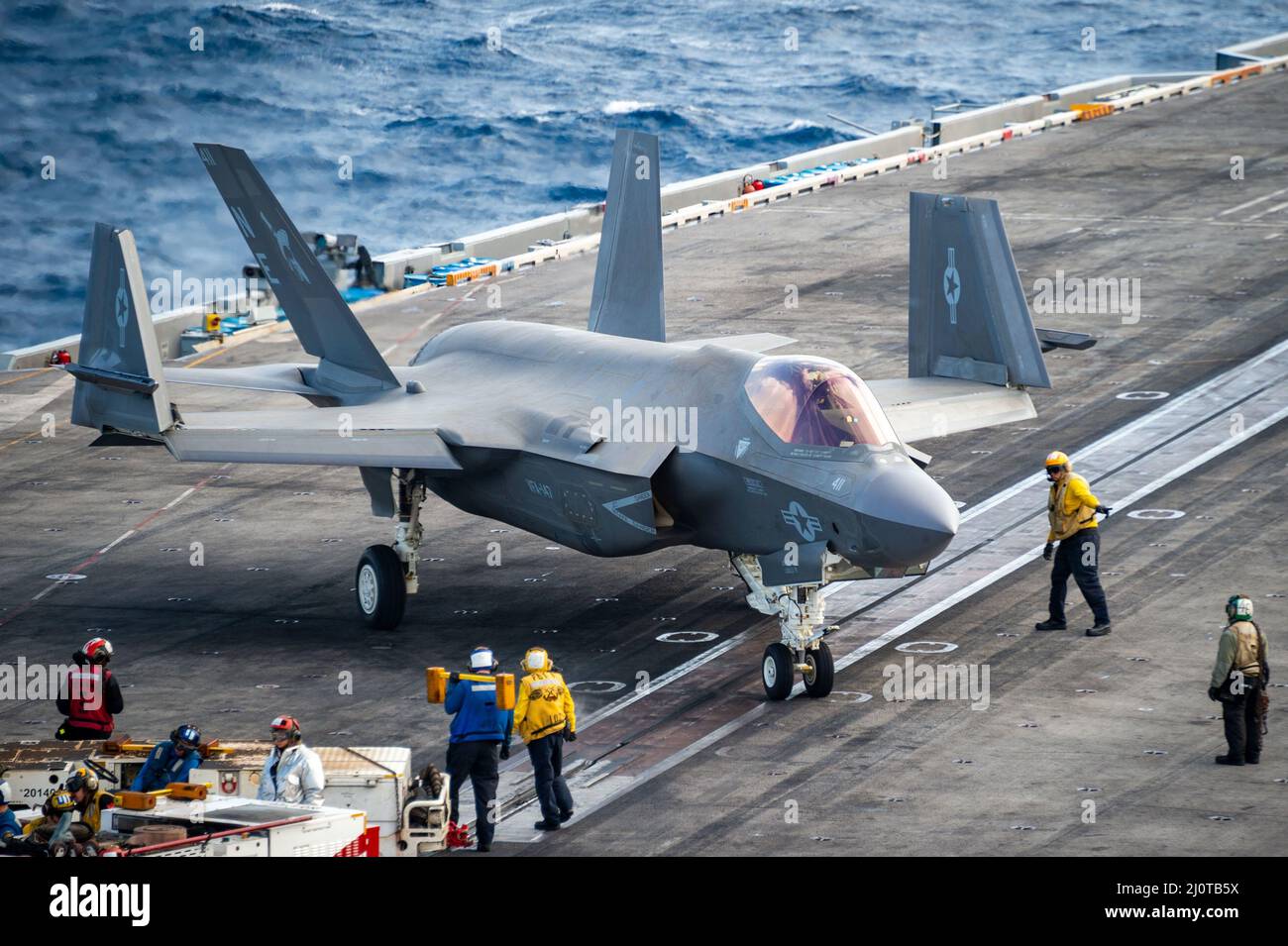 220122-N-EE352-1750 PHILIPPINE SEA (Jan. 22, 2022) ) Sailors taxi an F-35C Lightning II ...