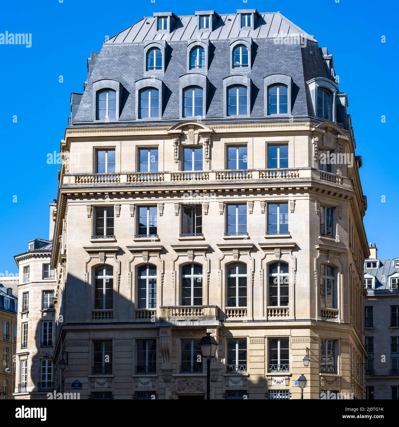 Paris, beautiful buildings, near the Palais-Royal, in the 2e ...